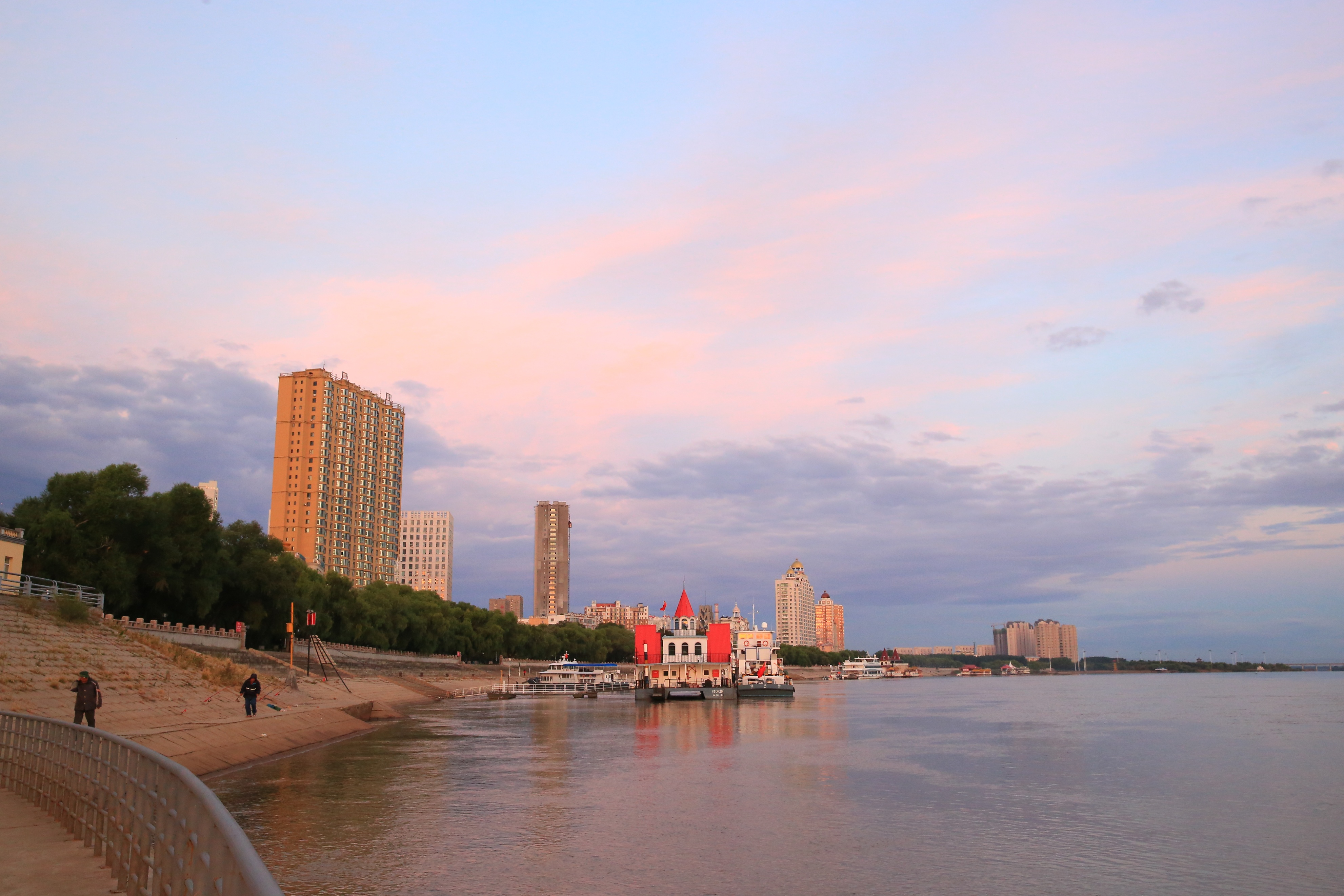 Watching the sunrise by the Songhua River - iNEWS