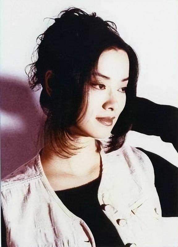 59-year-old Mao Amin: She found herself at the airport with a white ...