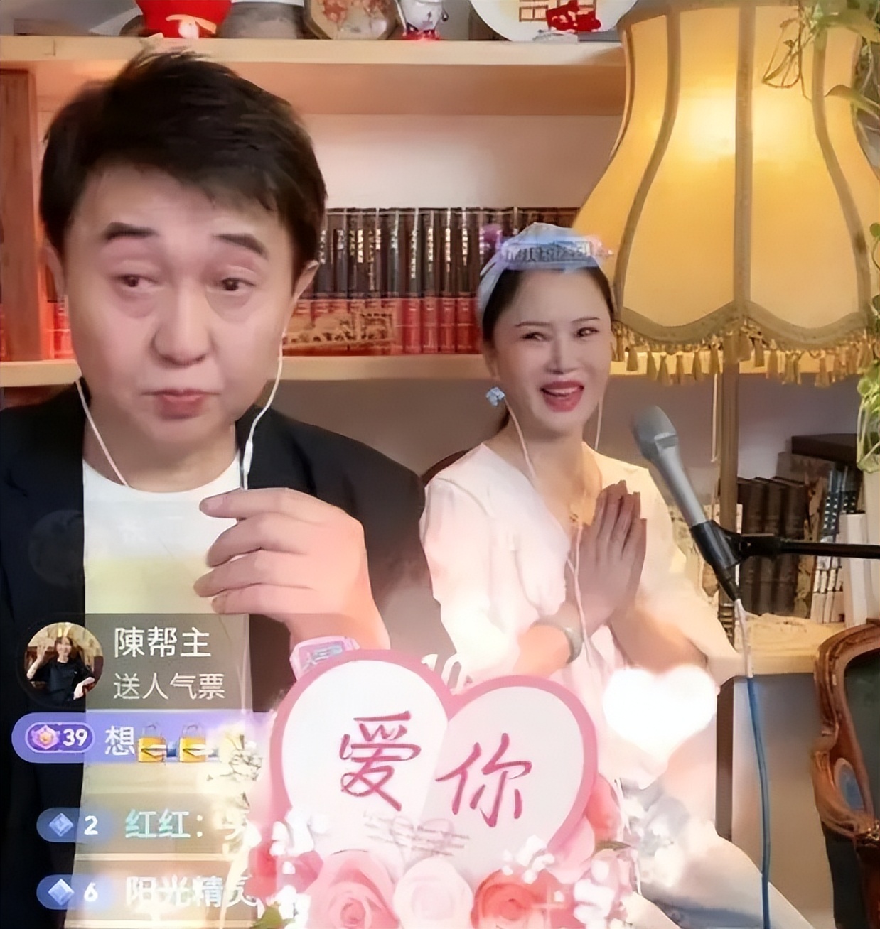 The face is full of technology! 55-year-old Jiang Tao turns into a Barbie doll, and 53-year-old ...