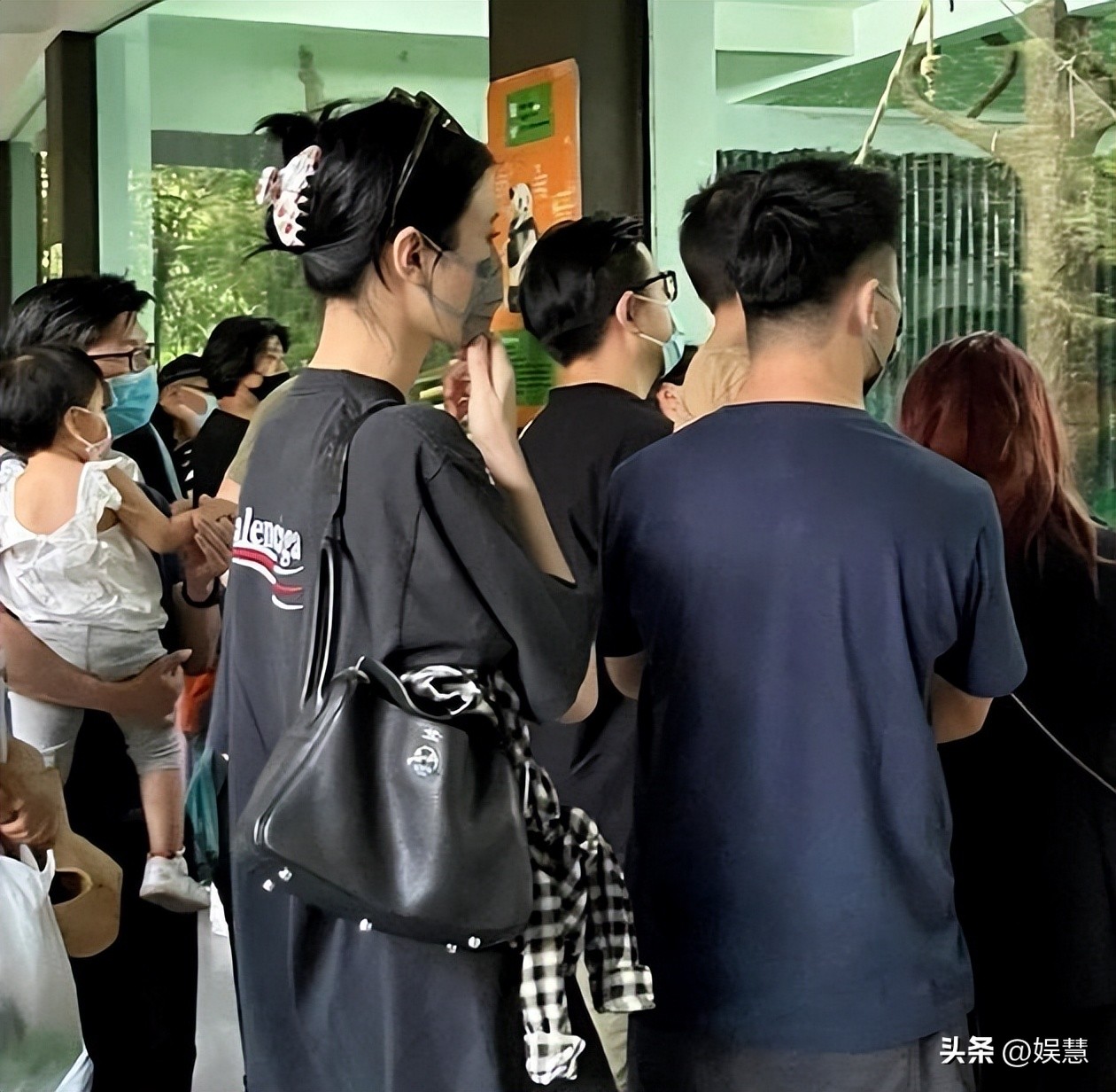 Xi Mengyao and He Youjun took the baby to the zoo, and the figure has ...