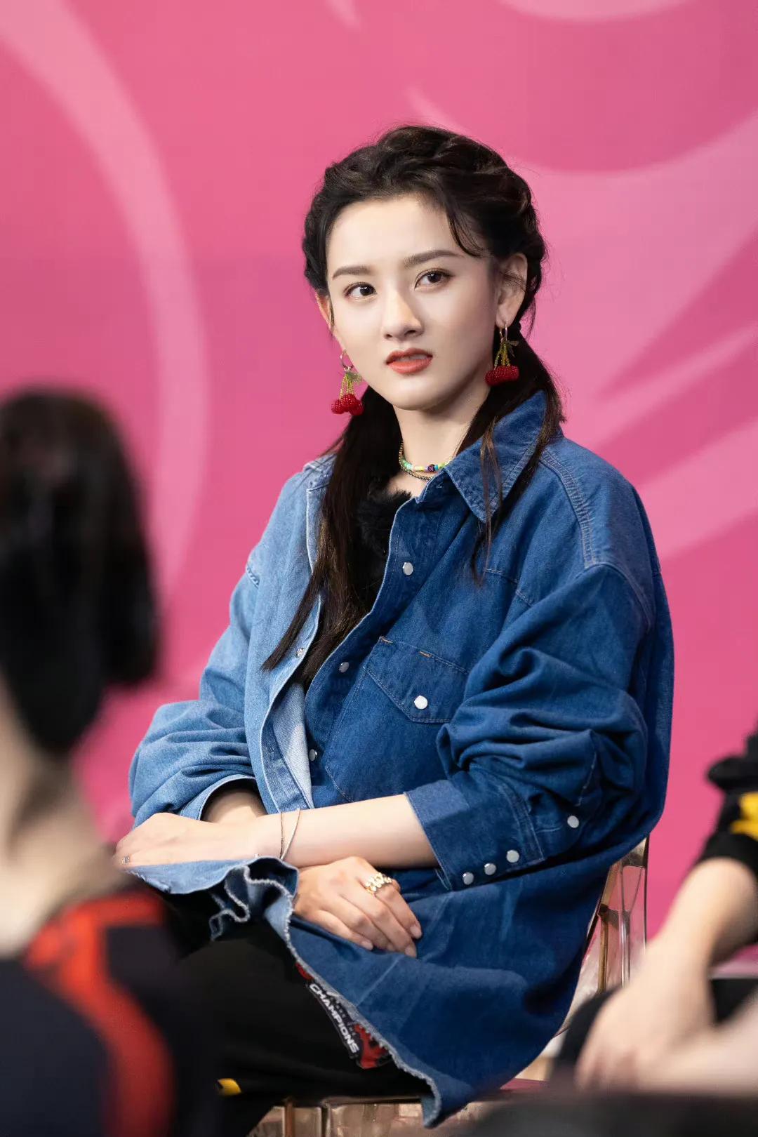 Song Zuer's recent outfits - iNEWS