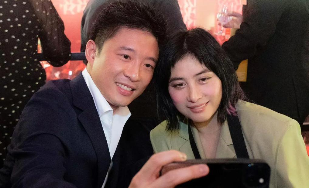 49-year-old He Chaoyi meets 40-year-old Huo Qishan! Wearing a green suit to take a happy selfie ...