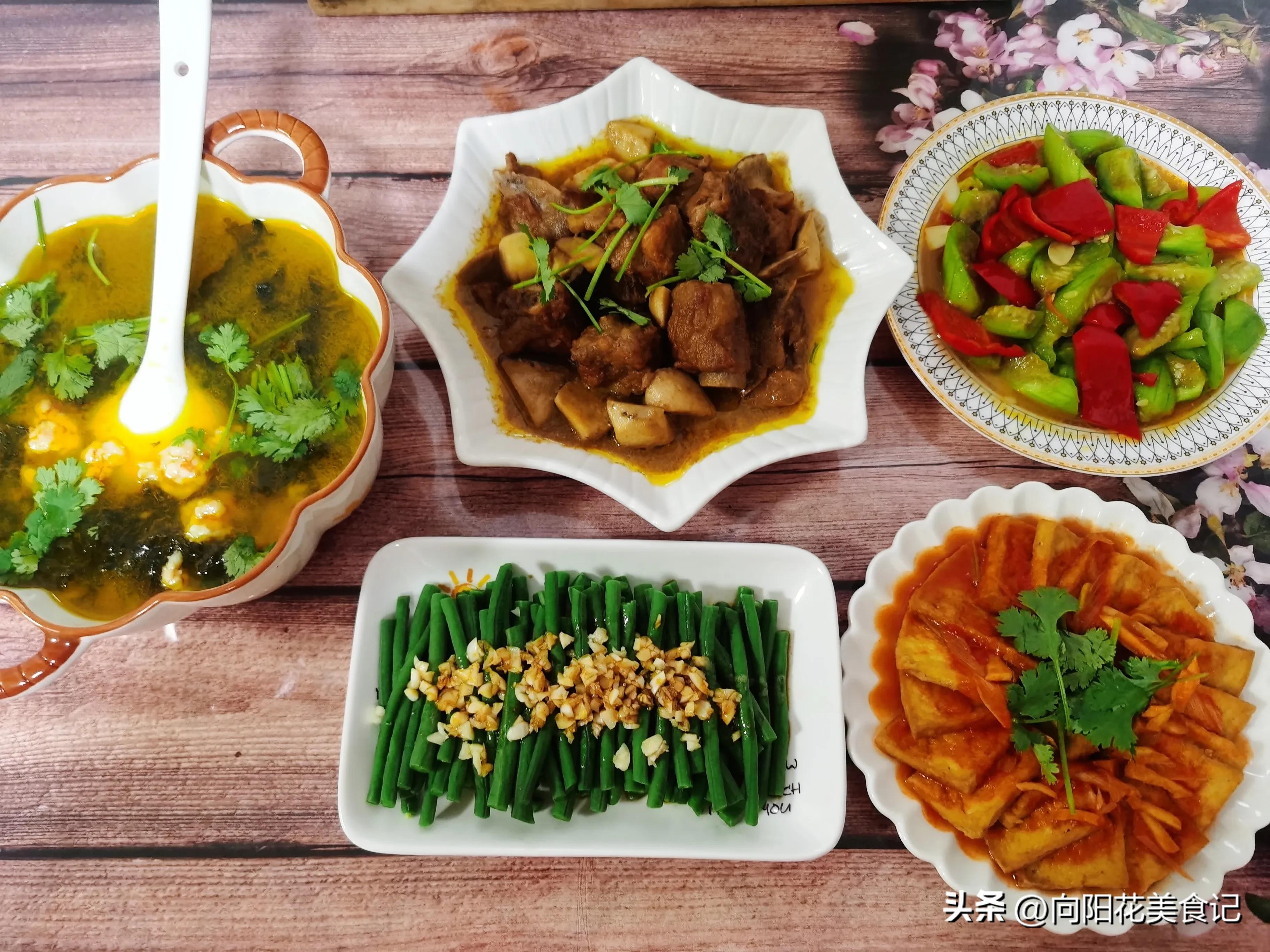 A nutritious and delicious dinner recipe with meat and vegetables has ...