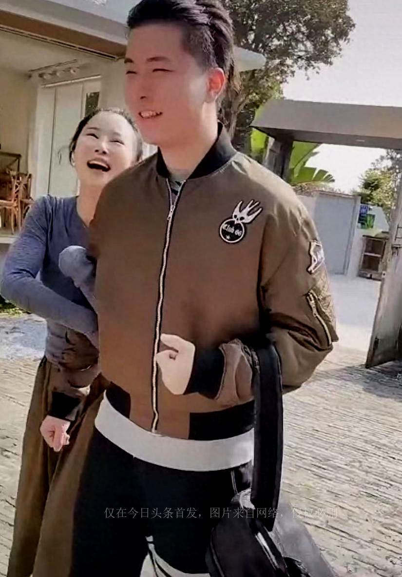 Fu Disheng's family is rarely in the same frame. Ren Jing hugs her son ...