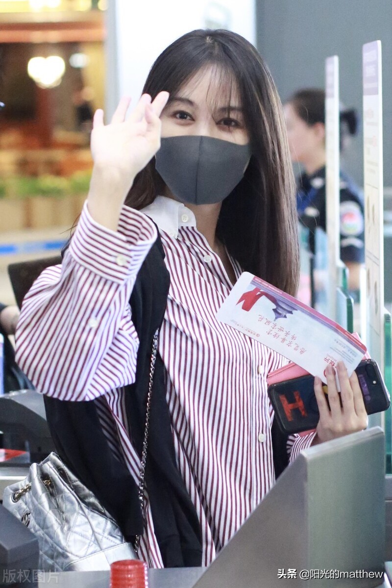 Street shooting: Li Feier has long hair, fresh and bright, and greets ...