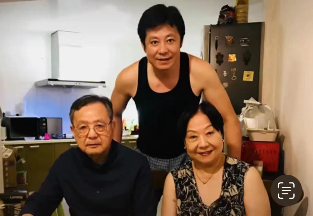 57-year-old Sun Sihan gathered in the United States with his wife and ...