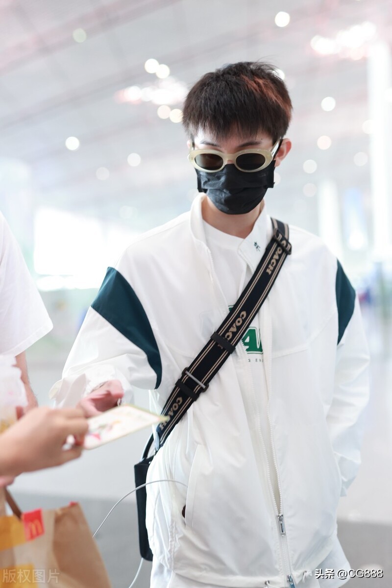 Lin Mo appeared in Beijing Airport star airport photos - iMedia