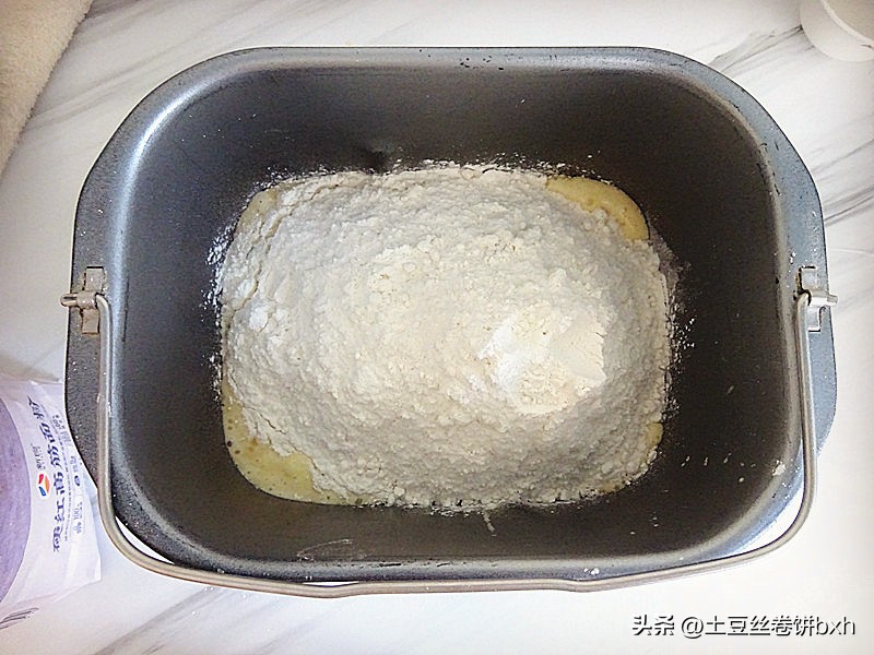 There is a trick to making bread. With this method, the bread is soft ...