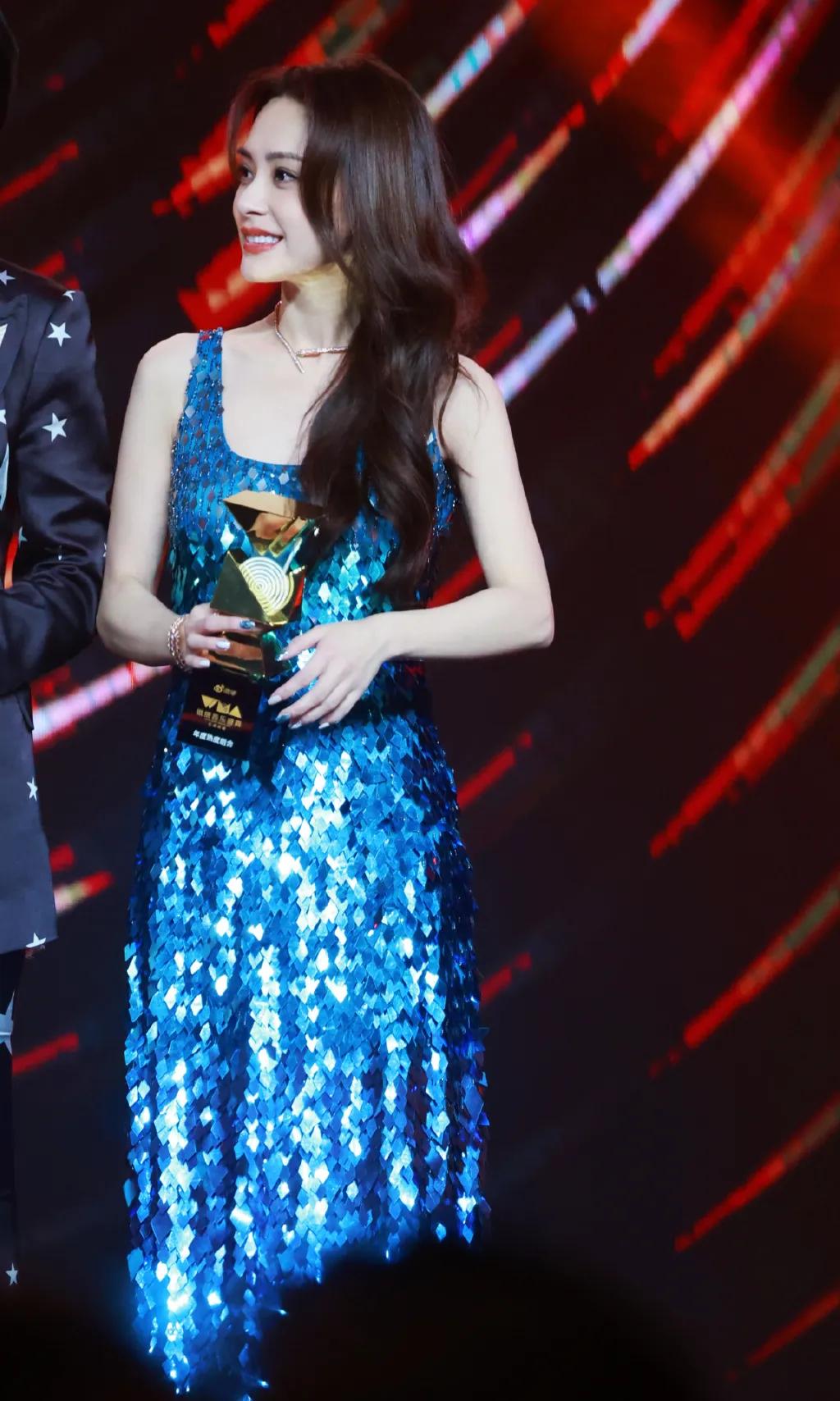 Gillian hits the shirt and Yang Mi wears a sequin skirt and transforms into a mermaid in the ...