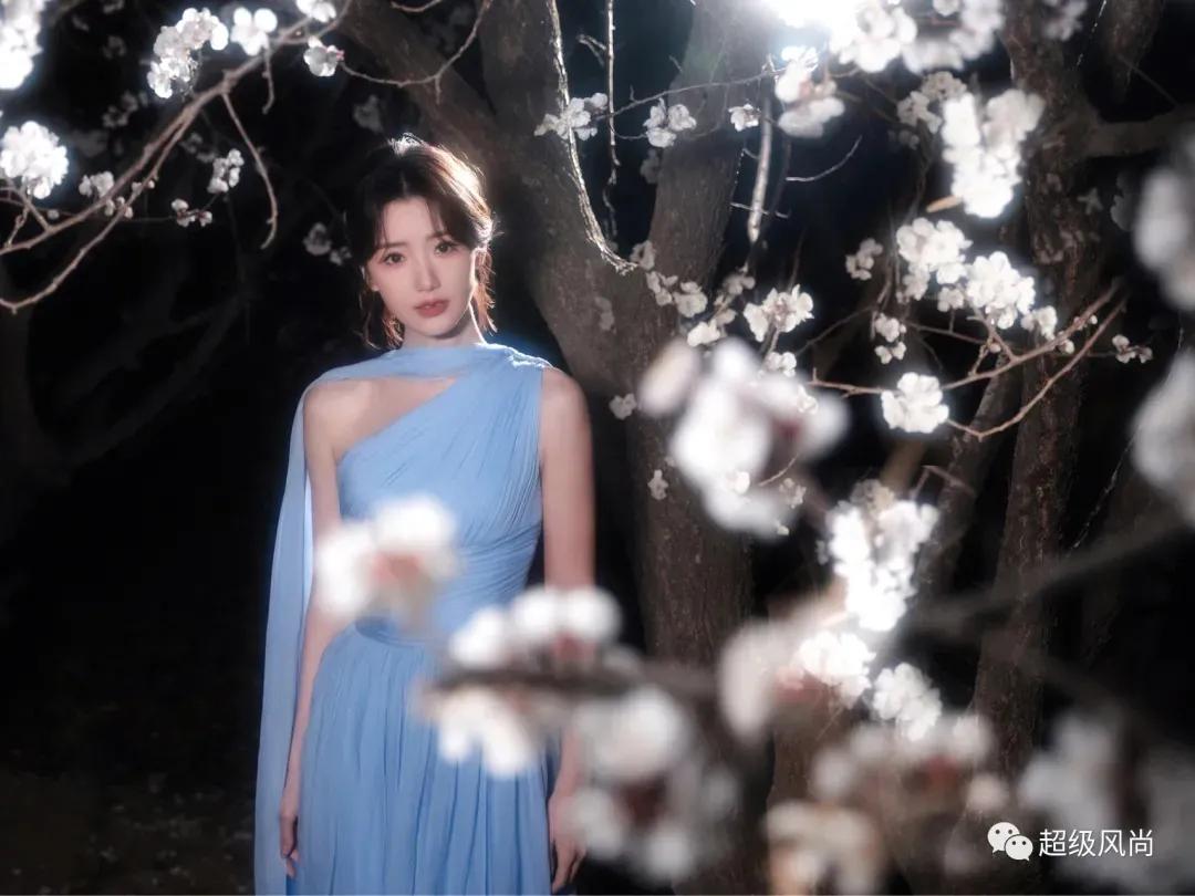 Mao Xiaotong's elegant and intellectual blue dress - iNEWS