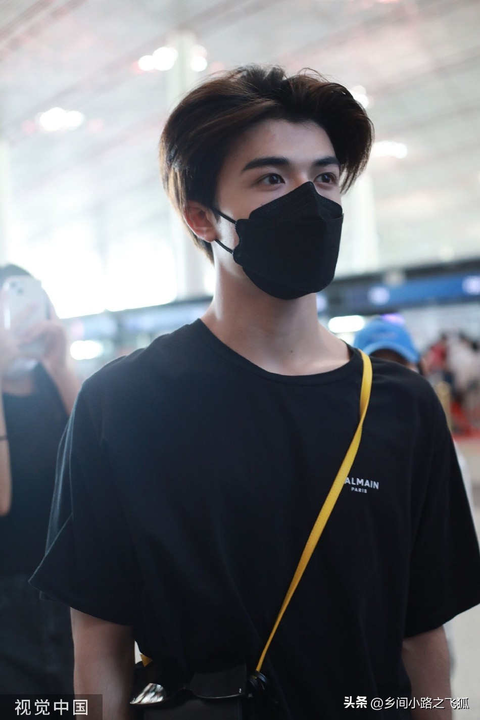 INTO1 member Yin Haoyu travels at the Capital Airport with simple outfits and charming hair - iNEWS