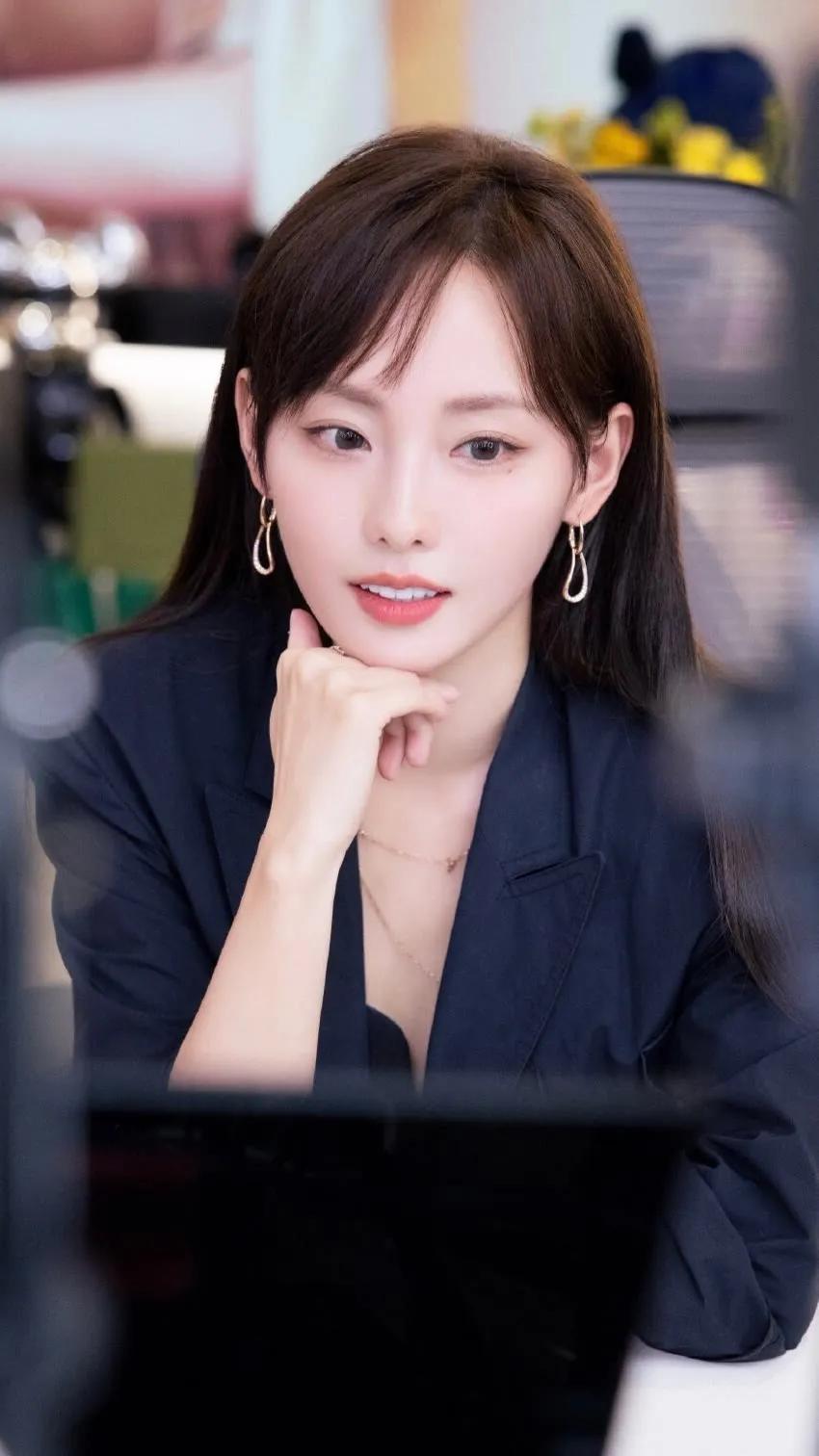 Temperament female star: Zhang Jiani - iNEWS