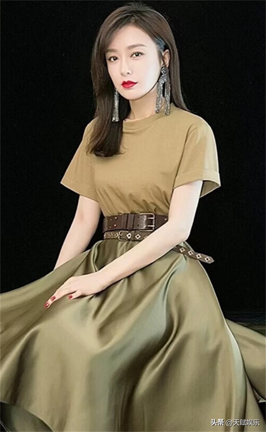 Actress and singer Qin Lan photo album "Thirteen" - iNEWS