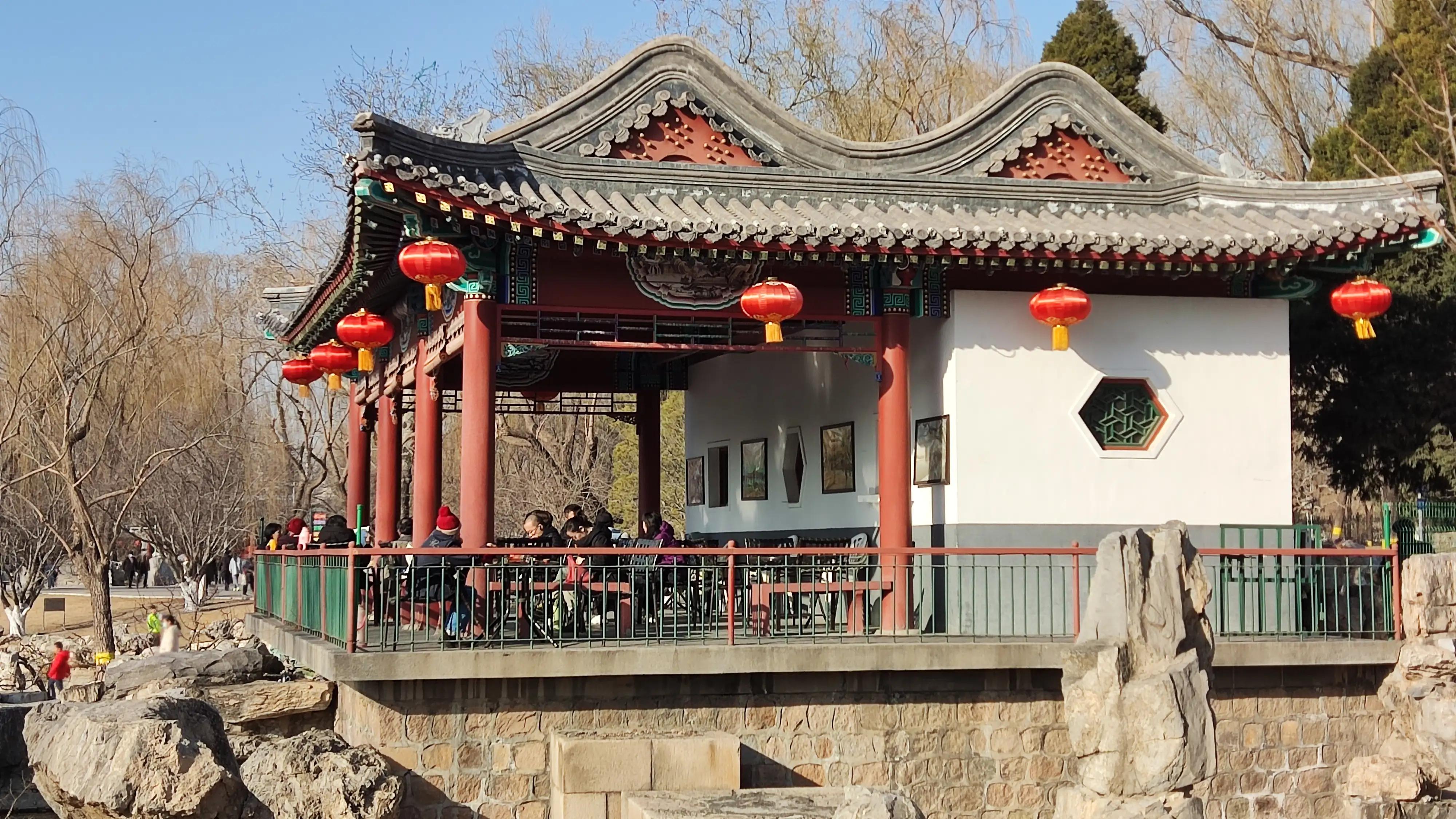On a sunny afternoon, leisurely strolling in Longtan Lake Park - iNEWS