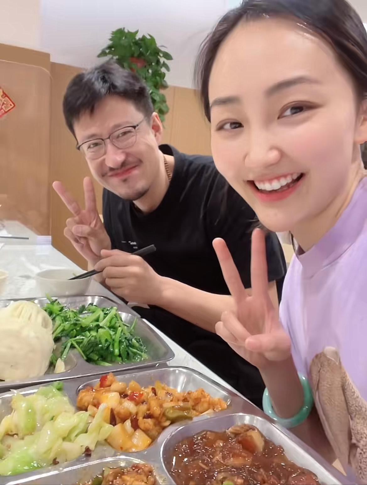 Yu Zhen took his wife to the cafeteria, two steamed buns and a plate of ...