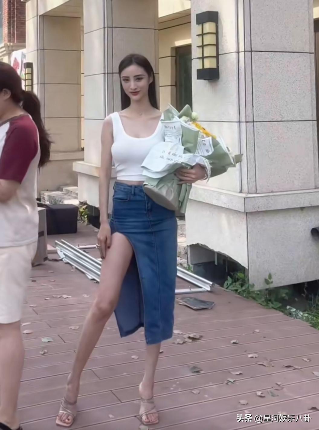 Actor Wu Chunyi took a photo of herself, wearing a high-fork skirt to ...