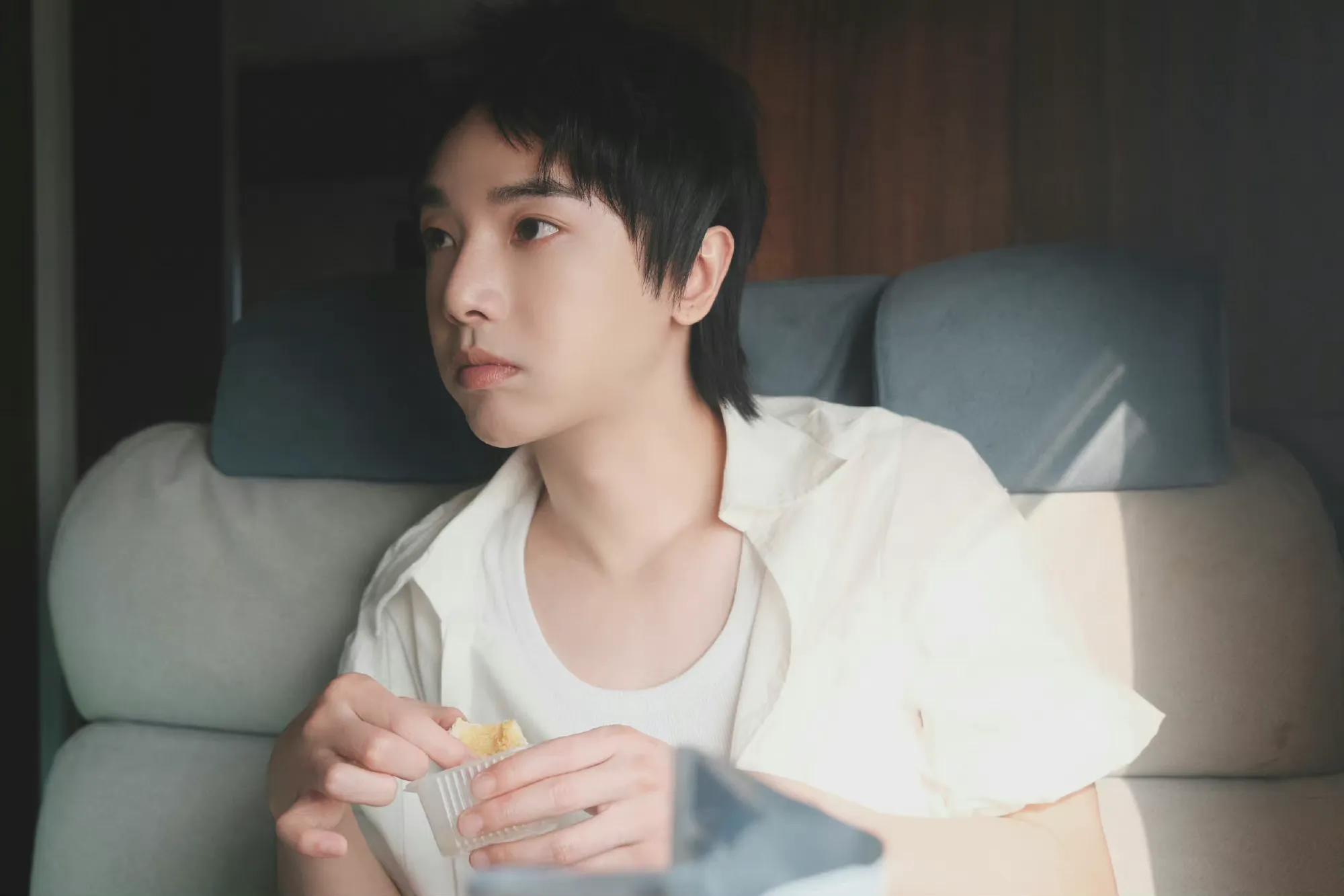 Hua Chenyu's new girlfriend exposed, younger than Zhang Bichen - iNEWS