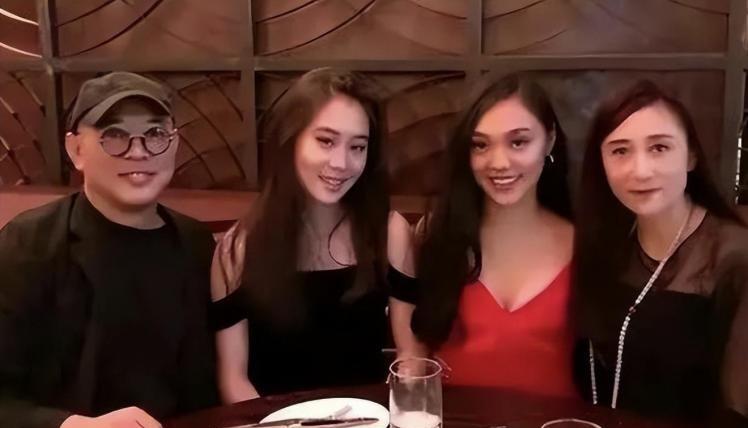 Jet Li posted a recent photo of his wife, 61-year-old Li Zhi is aging ...