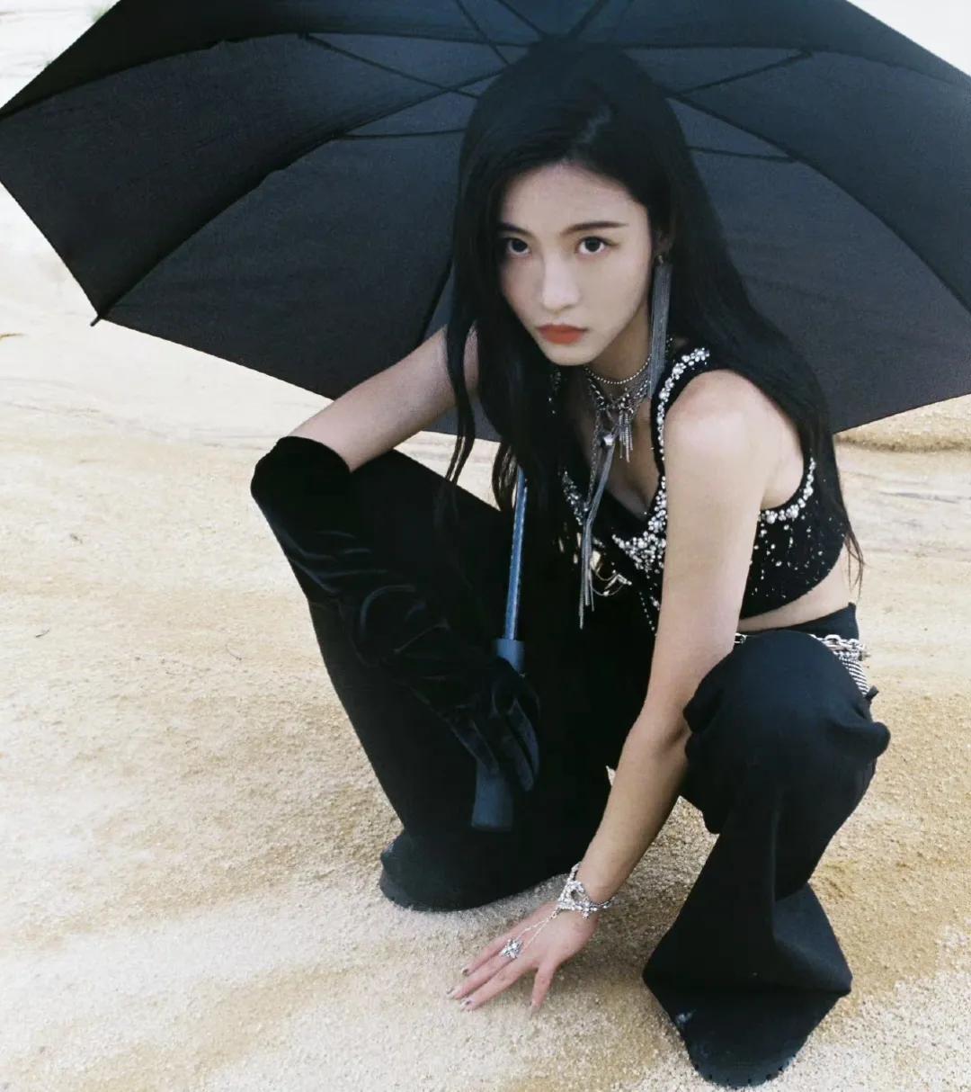 Sun Rui's long hair fluttering on the beach - iNEWS