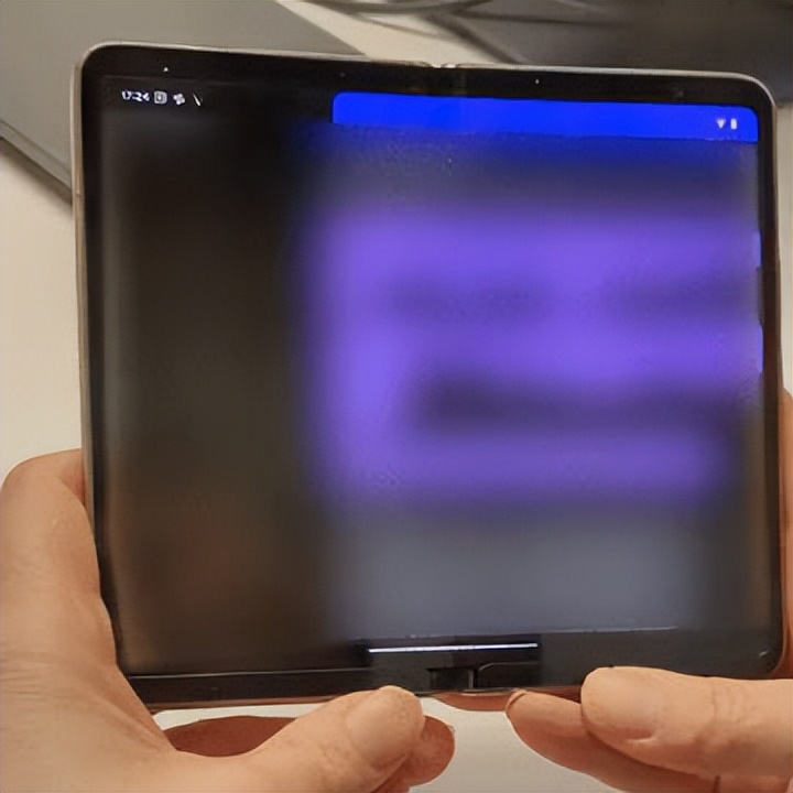 Google's new foldable machine exposed! The appearance looks like a ...