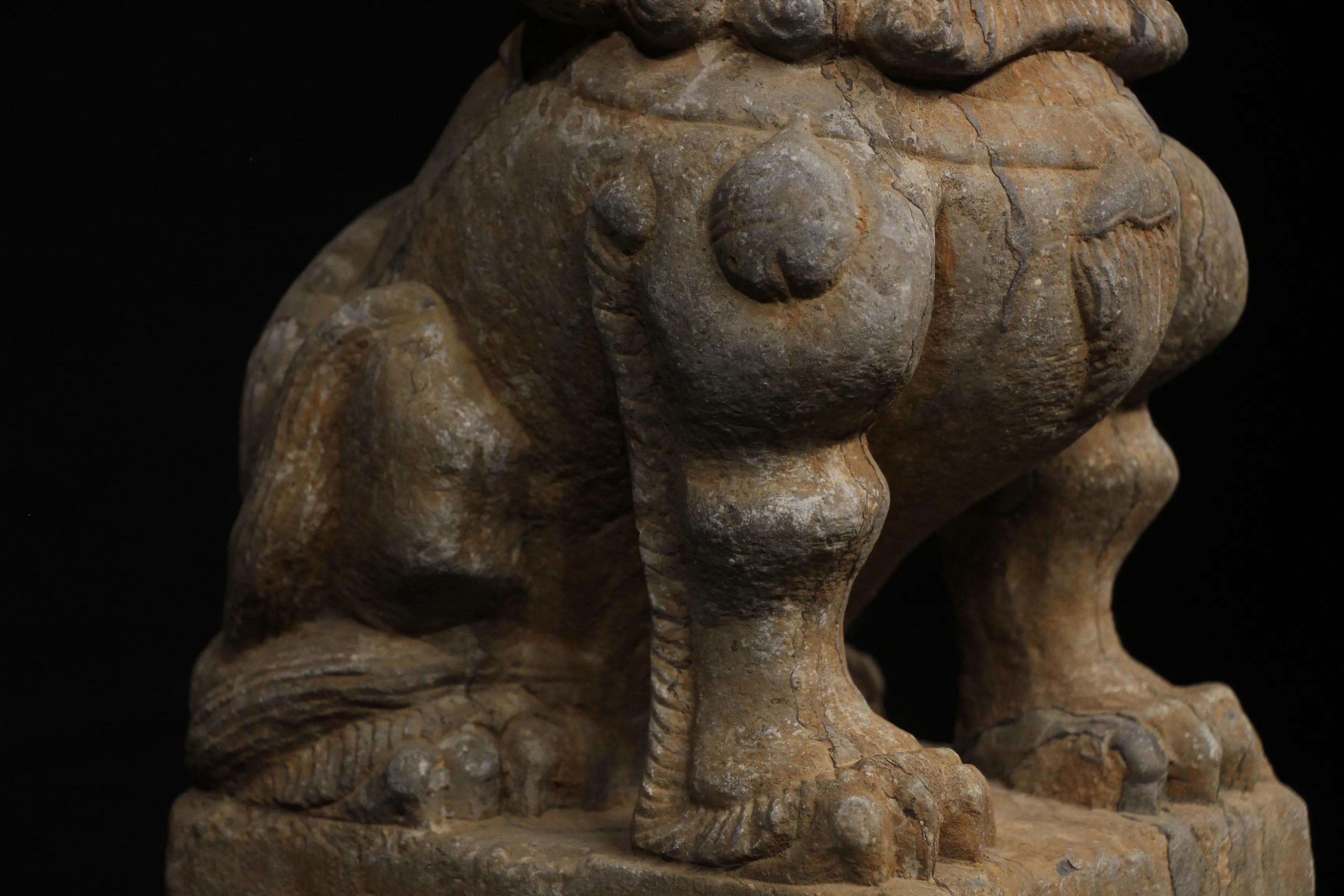 The lion in the middle hall rests on the pedestal of Sumeru, - iNEWS