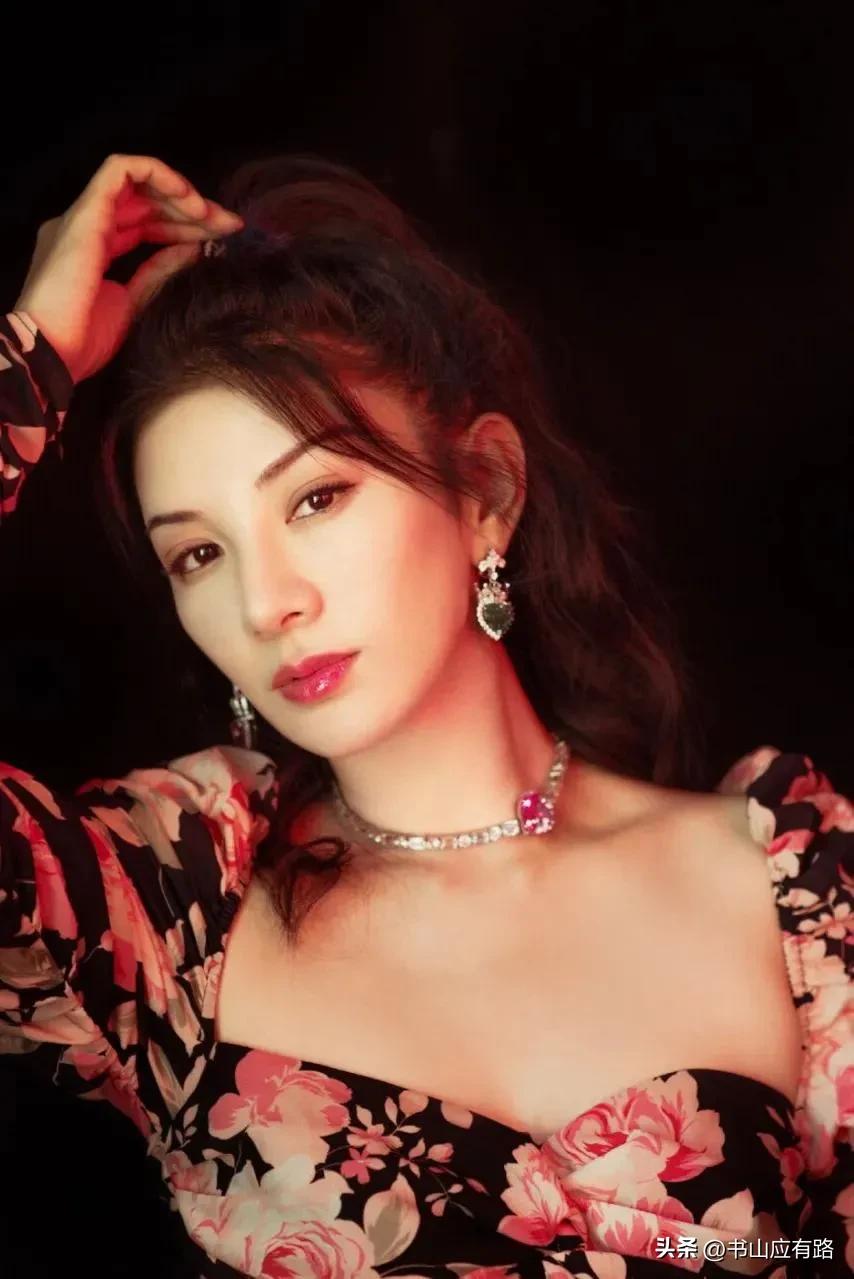 Huang Yi: Sexy and enchanting, beautiful from head to toe - iNEWS