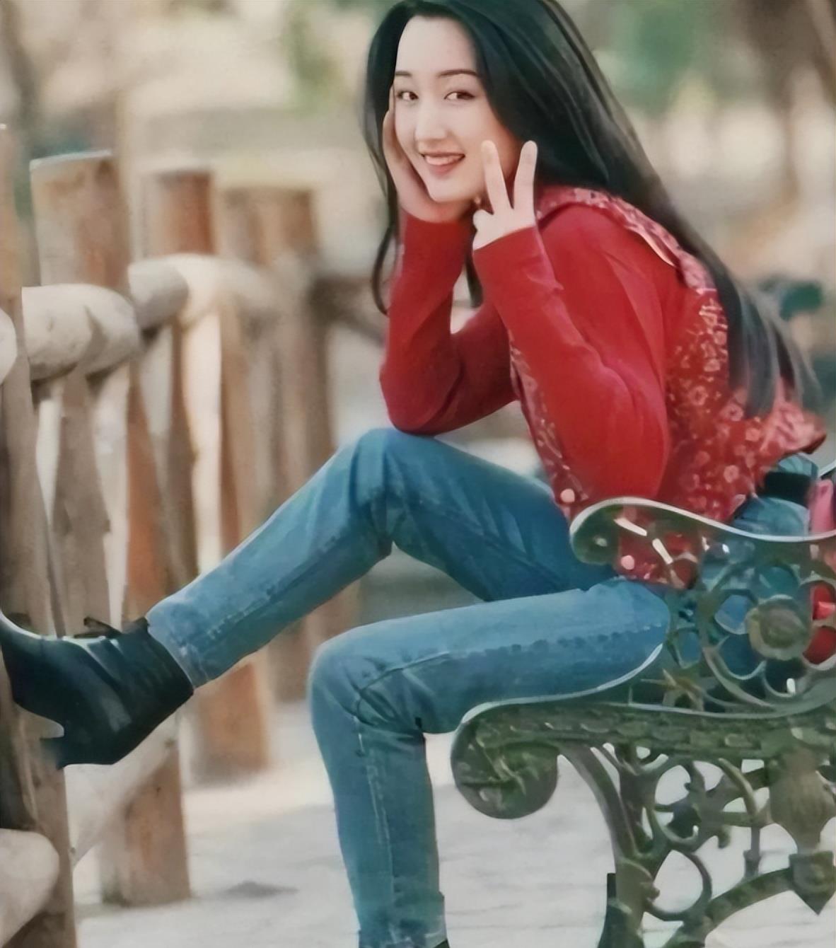 52-year-old sweet song queen Yang Jueying: Happiness blooms, sister and ...