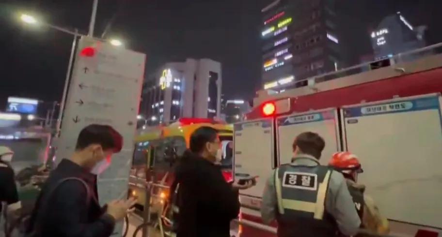 After the crowded stampede accident in Itaewon, a large-scale crowd ...