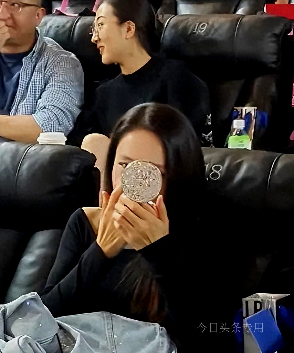 Dong Xuan and Tong Liya no longer "face each other" in the same frame, they keep touching up ...