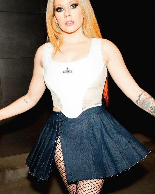Avril Lavigne's recent photos were exposed, showing off her beautiful ...