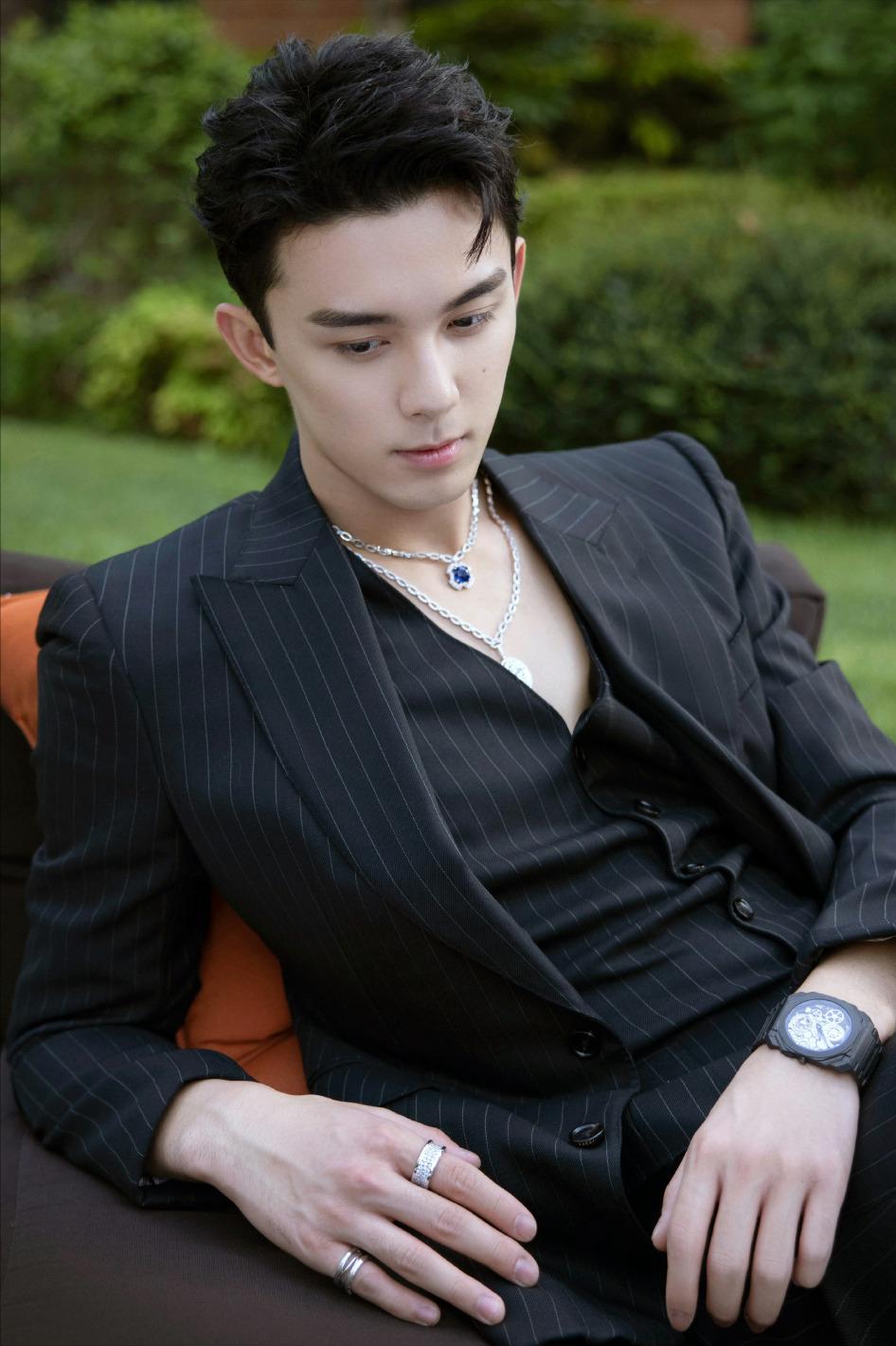 There are actually two of the top ten most handsome male stars in China ...