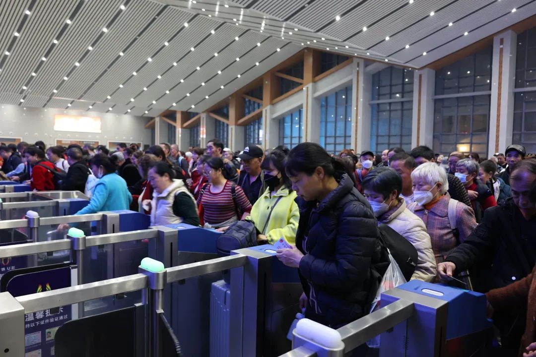 Let's play something new! Zhangjiajie High-speed Railway Station Departs Special Tourist Train ...