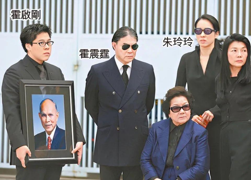 Guo Jingjing's mother-in-law wore pink tights to go shopping, 62-year ...