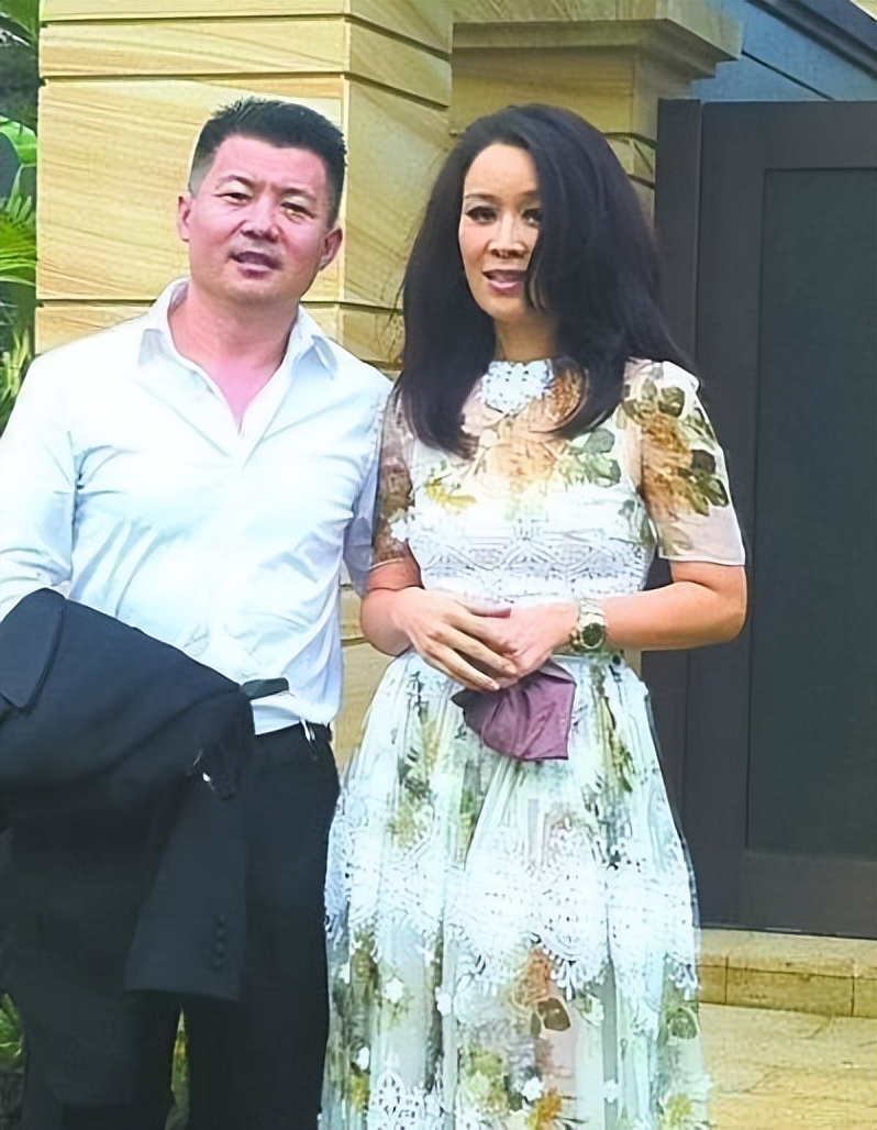 "Dark material" Na Ying: He beat a reporter in a restaurant, and was ...