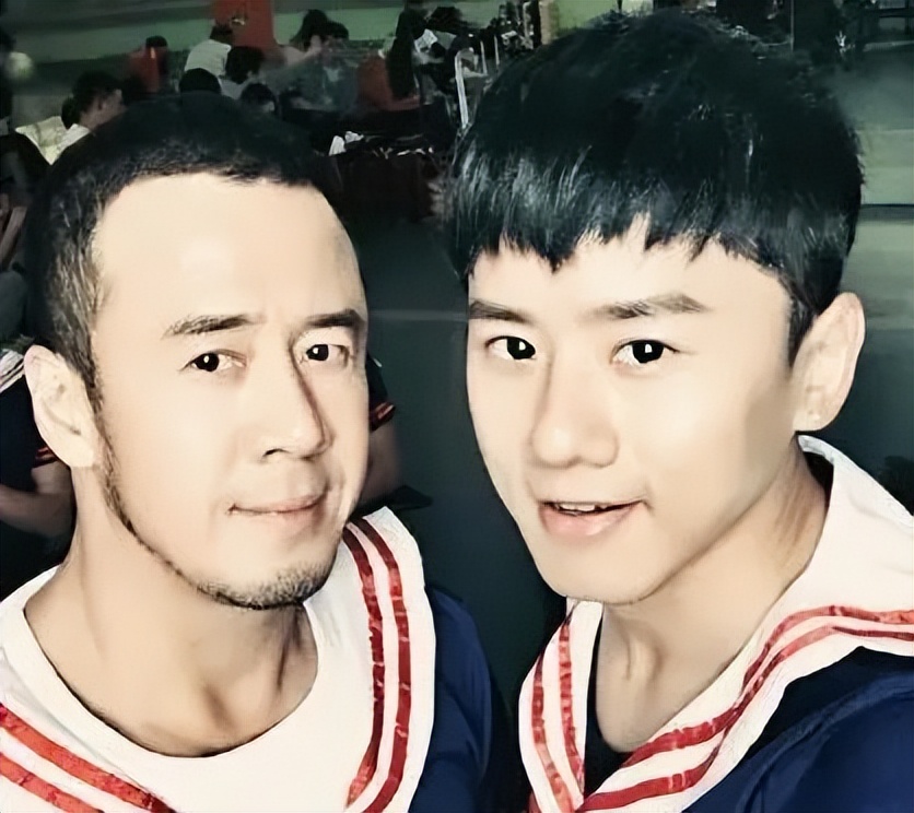 Intimate photo of Yang Kun and his friends Na Ying, Wang Feng, Li Yapeng, Zhang Jie, Chen Lin ...