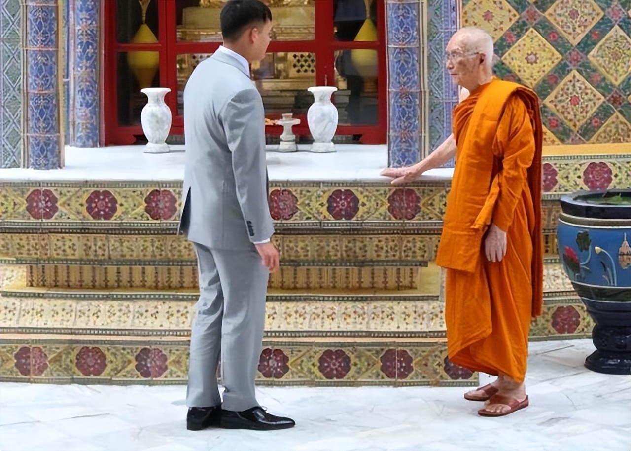 At the age of 17, he paid tribute to the king of monks and handled ...