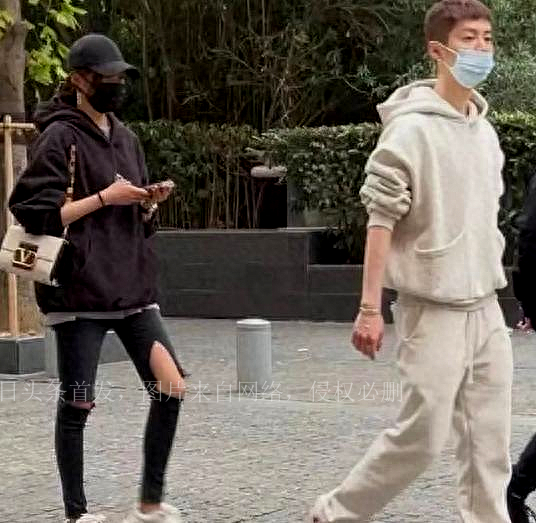 Luhan and Guan Xiaotong were photographed wearing couple's outfits and ...