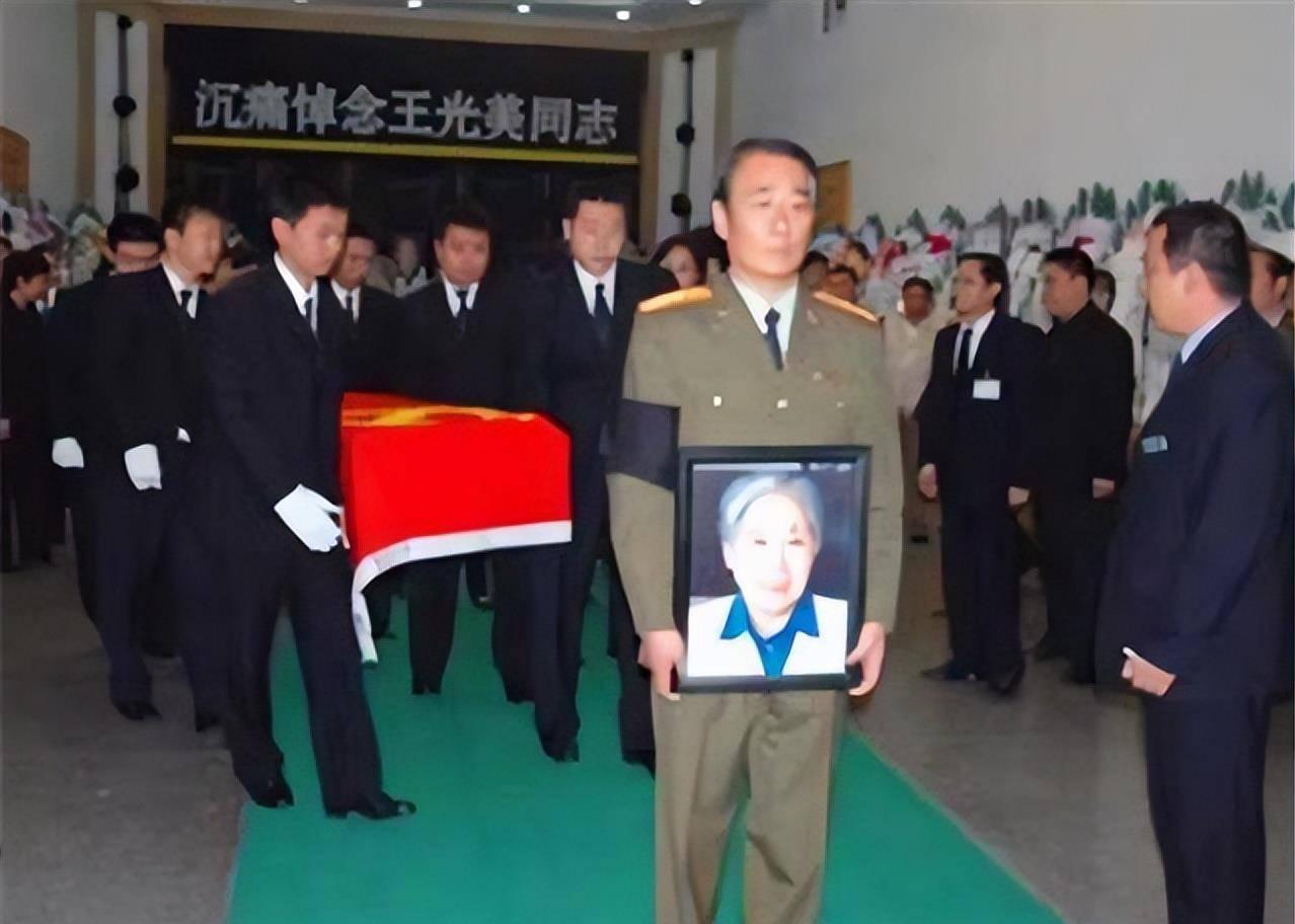 At Wang Guangmei's memorial service, two "strangers" came, and Liu Yuan ...