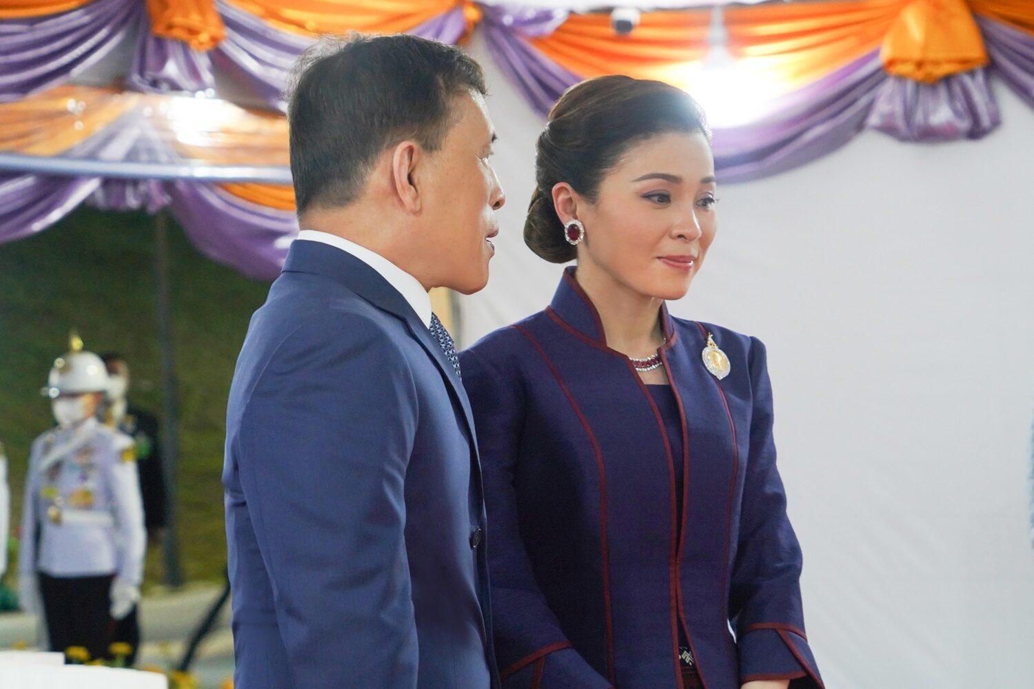 Sutida wears a short skirt suit, some fat; wearing ruby earrings, elegant temperament - iNEWS