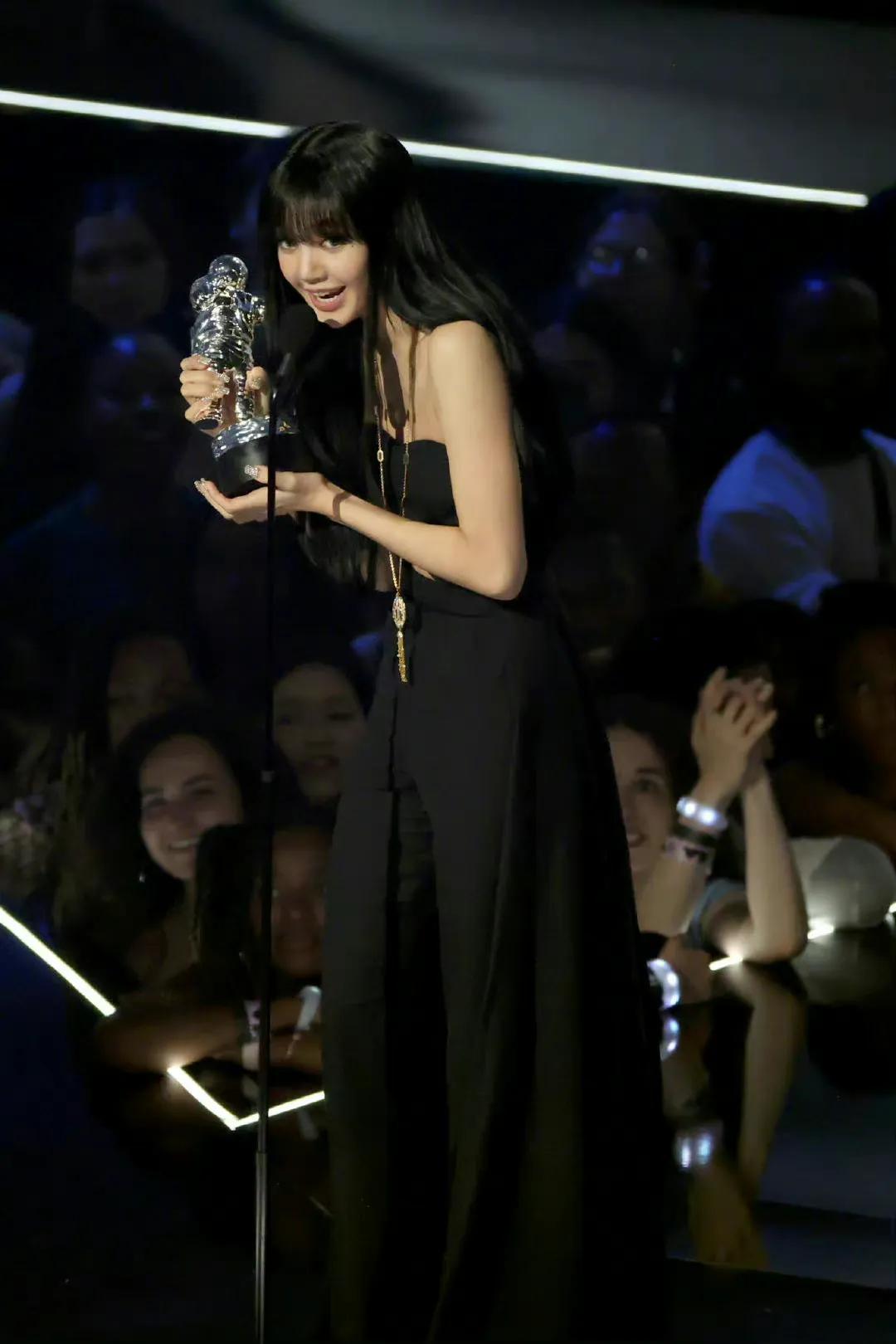 Lisa wins VMA best kpop award - iNEWS