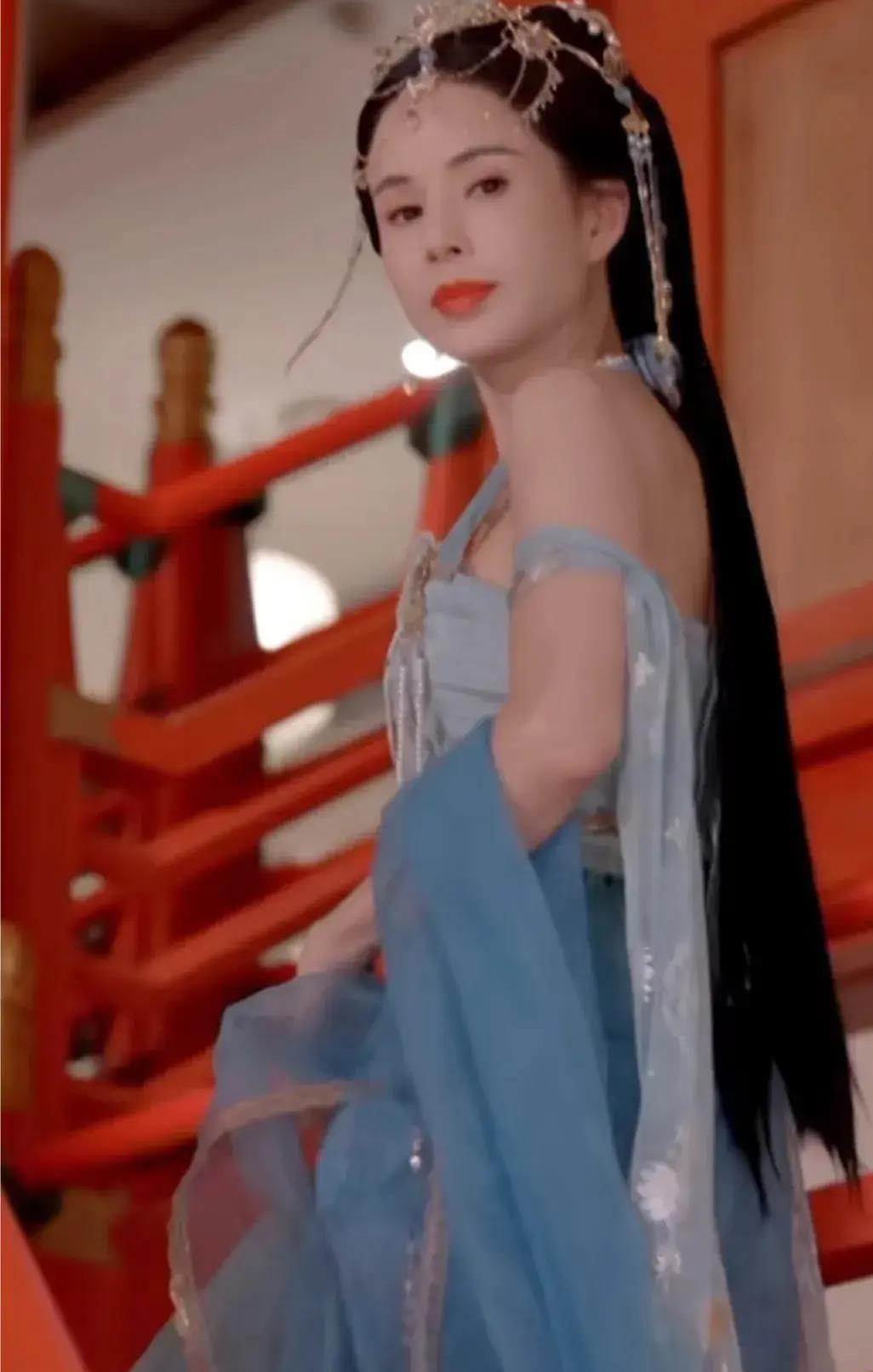 Li Ruotong plays Hu Ji, with a fairy-like appearance and beautiful ...