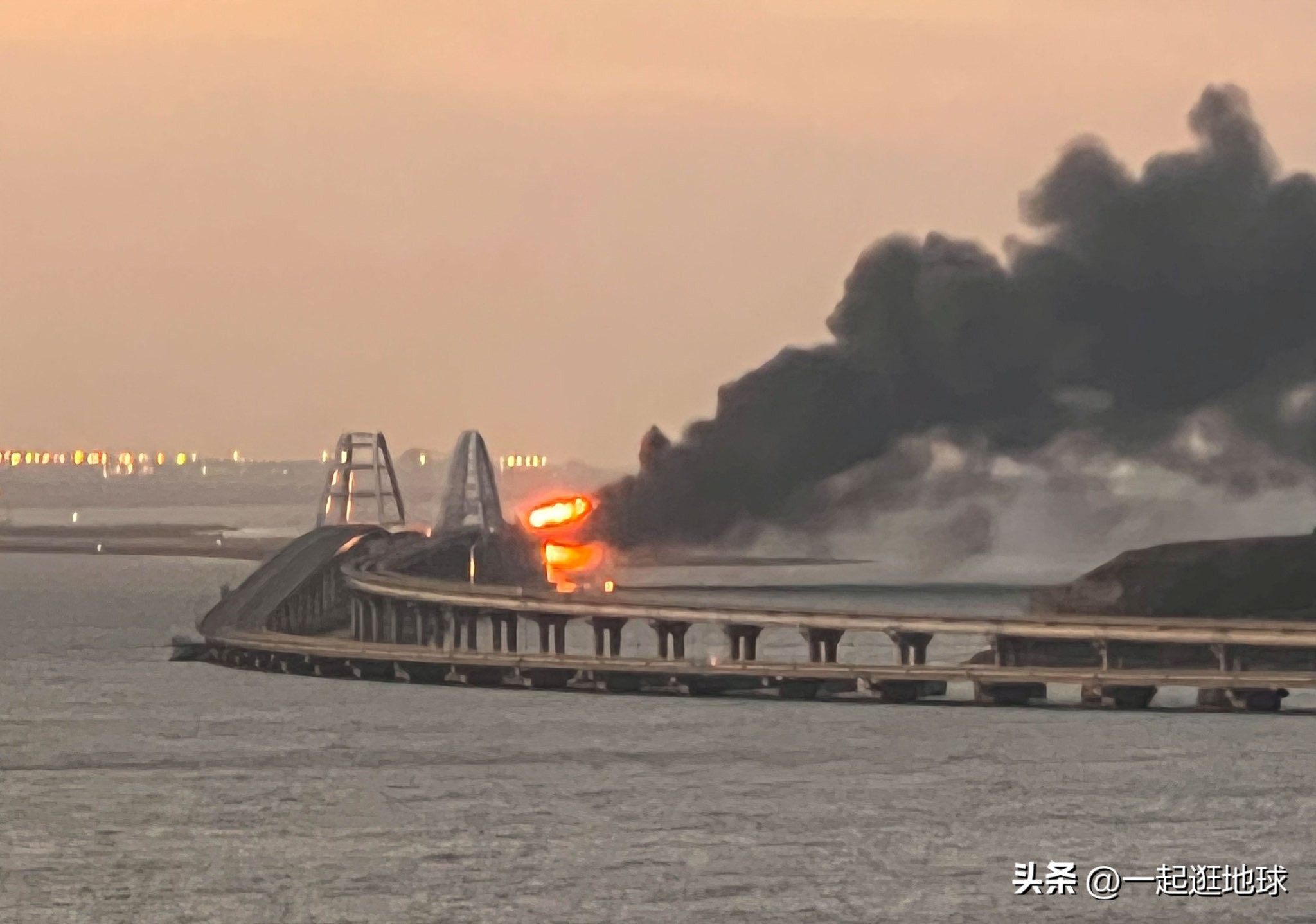 Crimea bridge collapsed by air and sea attacks, Ukraine challenges ...
