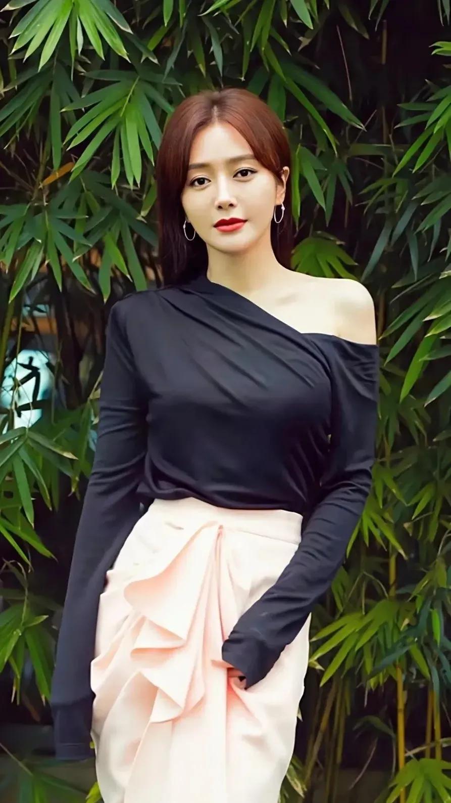 Qin Lan April 21, 2023 Exquisite Atlas Beautiful and Generous - iMedia