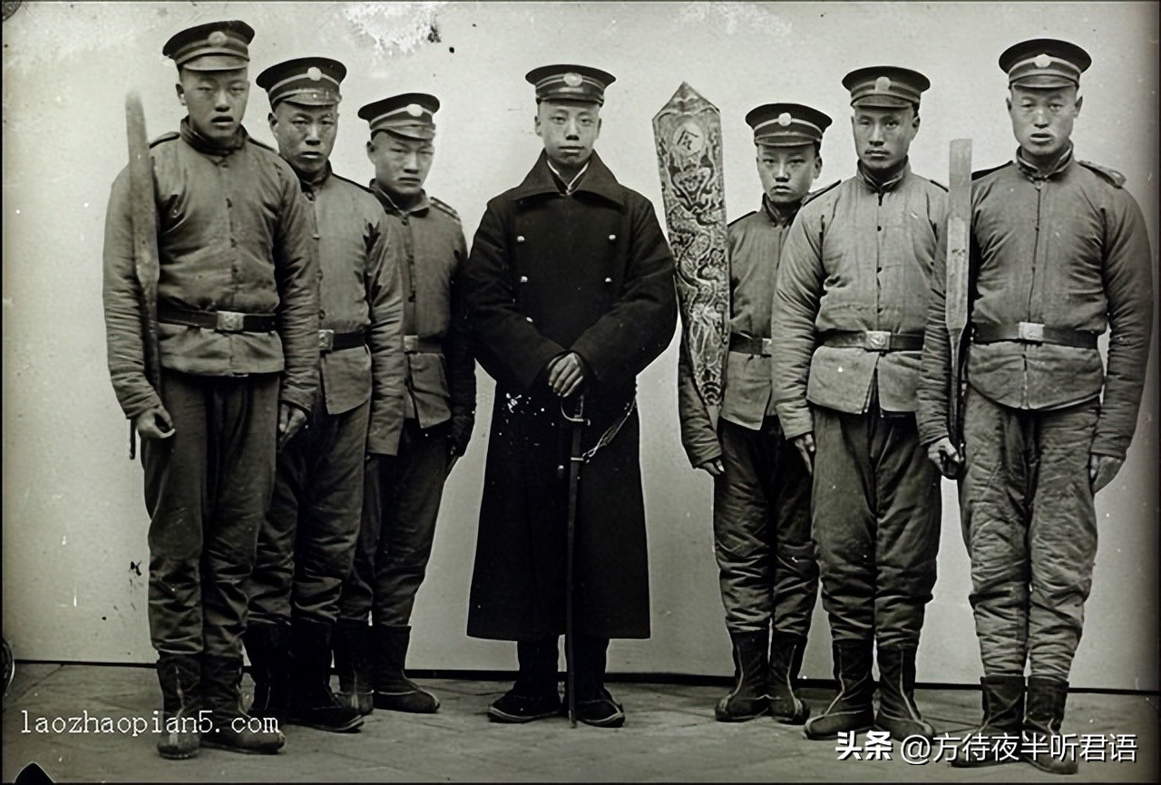 Rare image: Qing Dynasty soldiers around 1910, still riding horses and ...