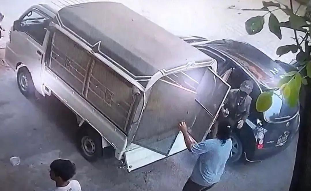 The world's most popular and crude cash transport vehicle! Just a few ...