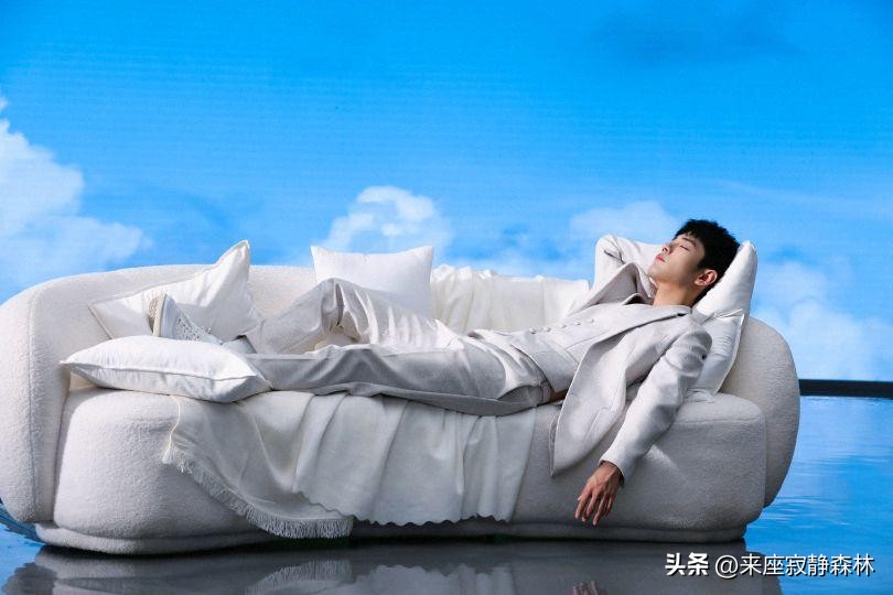 Xiao Zhan Studio released 16 pictures: the only black and white photo ...