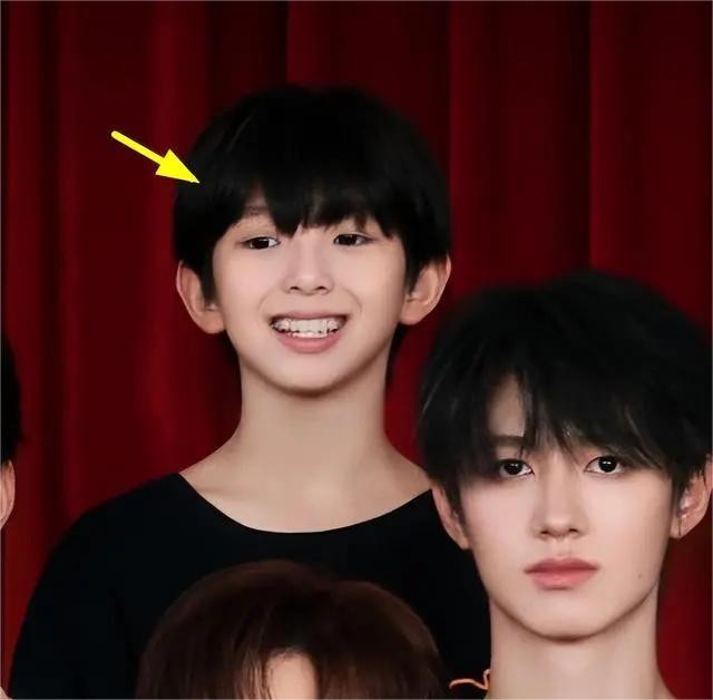 Times Fengjun's family portrait: Wang Junkai is in C, Yi Yangqianxi is ...