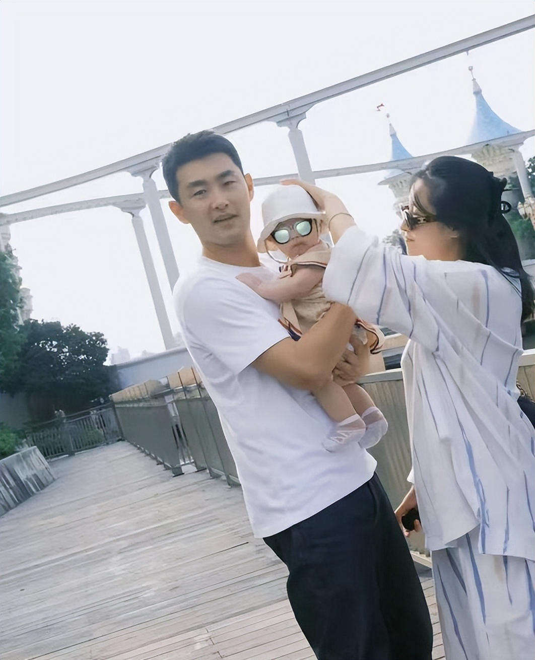 Wang Yanlin only slept for three hours a night. After finishing work, he hurried to accompany ...