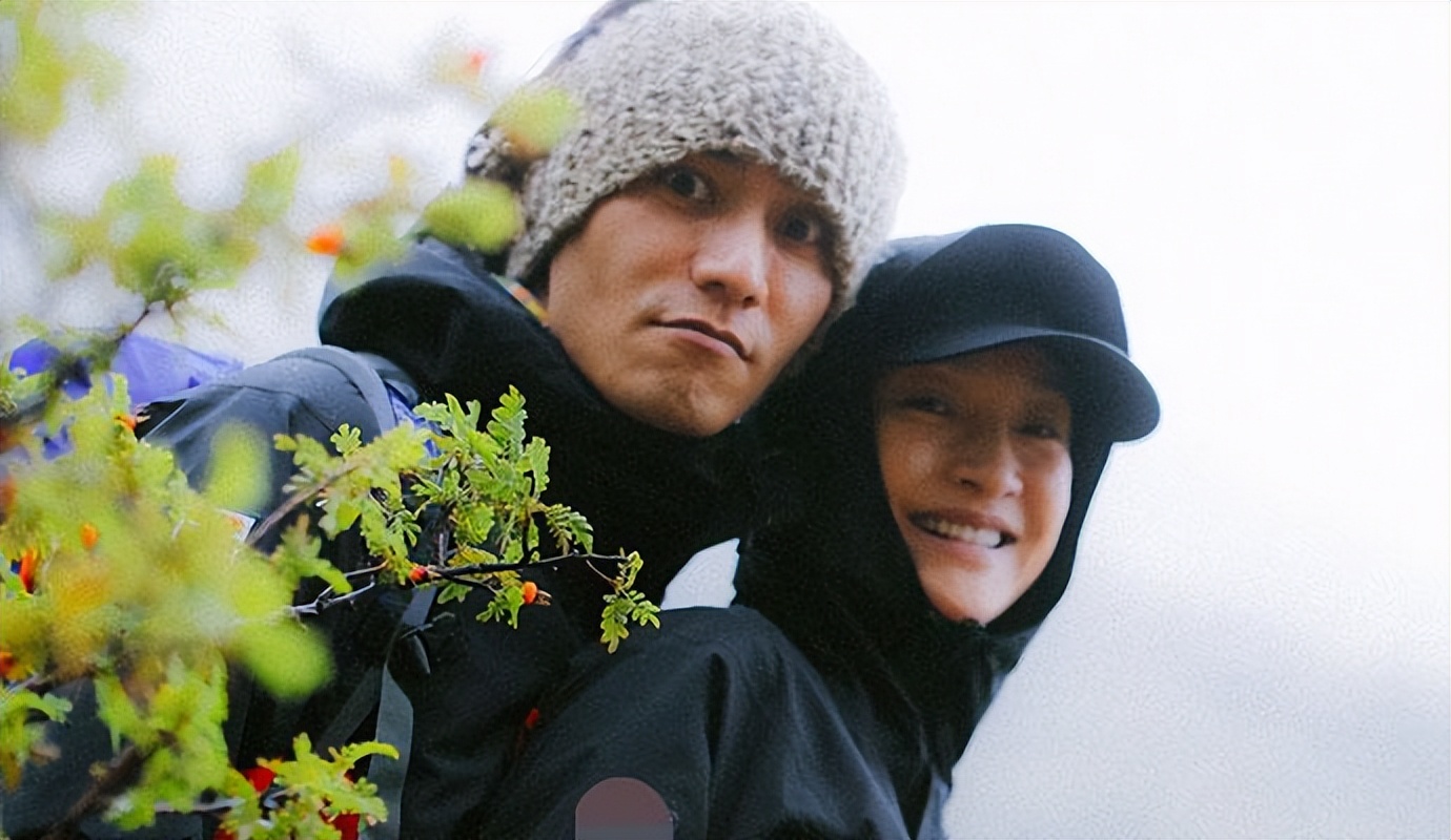 The 48-year-old Chen Kun's 23-year-old baby son took a photo with his grandmother and lived in ...