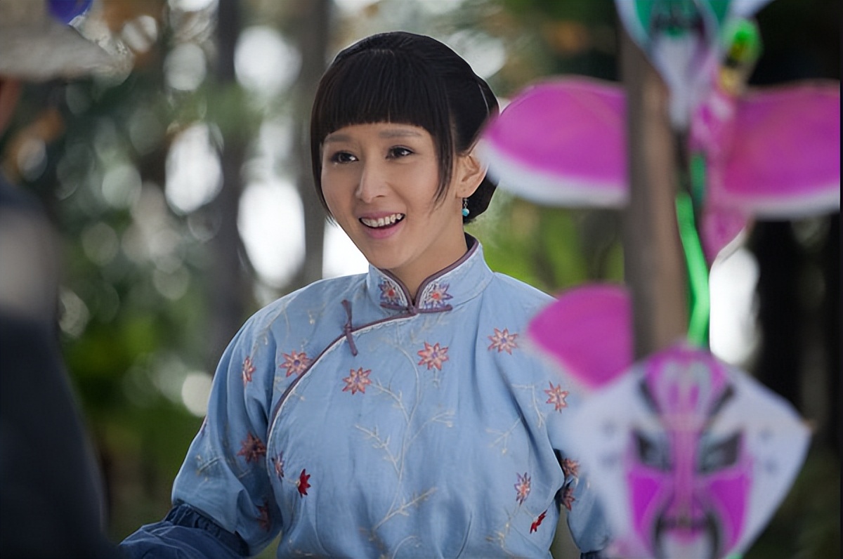 The figure is really "material"! 45-year-old Hu Jing is so beautiful ...